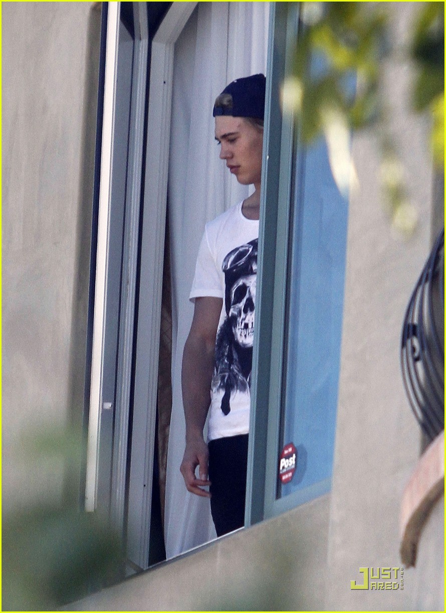 Austin Butler: Vanessa Hudgens House Visit! | Photo 437481 - Photo ...