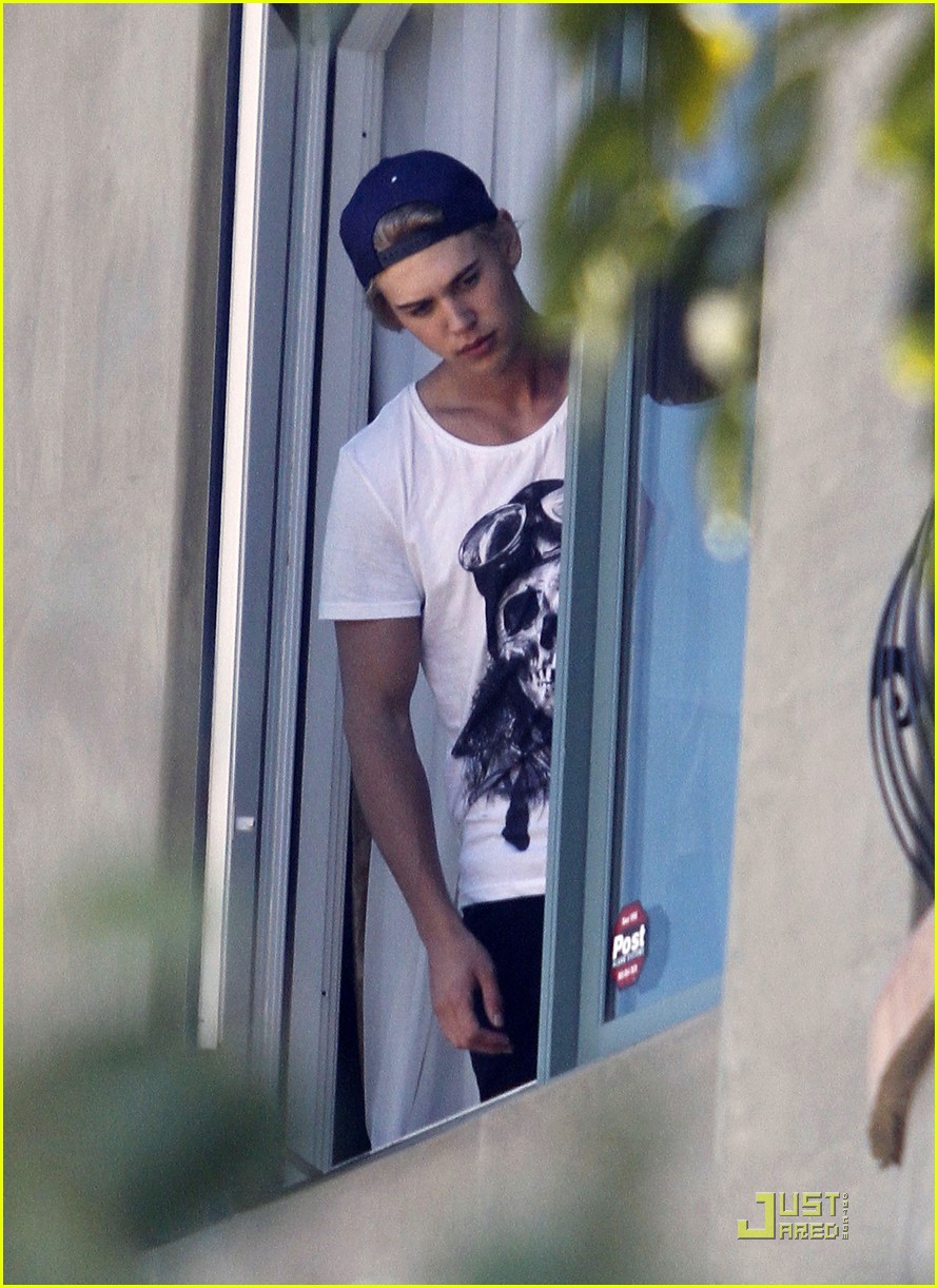 Austin Butler: Vanessa Hudgens House Visit! | Photo 437483 - Photo ...