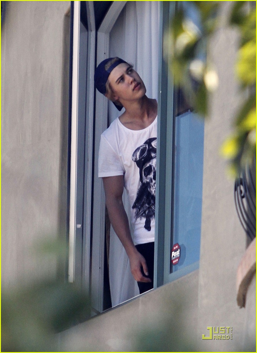 Austin Butler: Vanessa Hudgens House Visit! | Photo 437484 - Photo ...