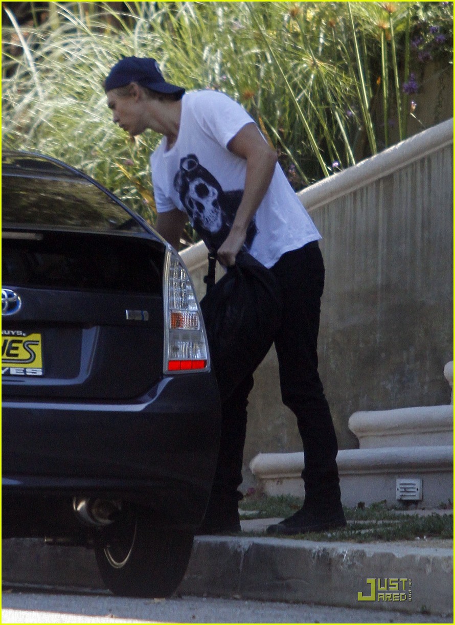 Austin Butler: Vanessa Hudgens House Visit! | Photo 437486 - Photo ...