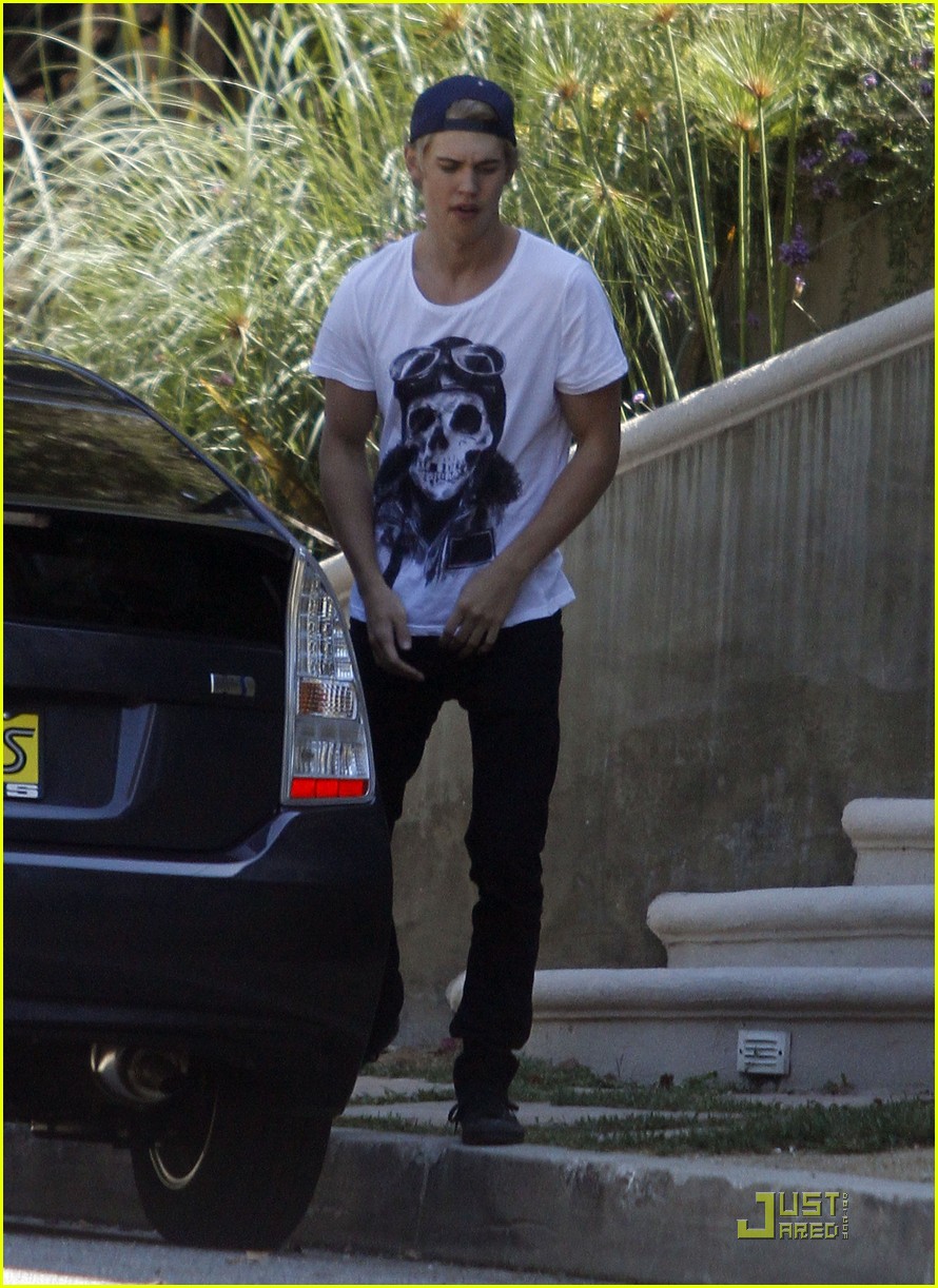 Full Sized Photo of austin butler vanessa house 12 | Austin Butler ...