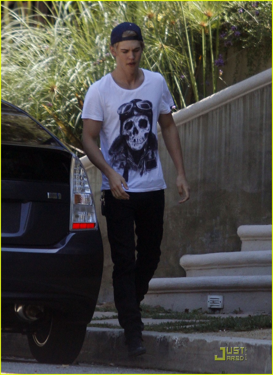 Austin Butler: Vanessa Hudgens House Visit! | Photo 437488 - Photo ...
