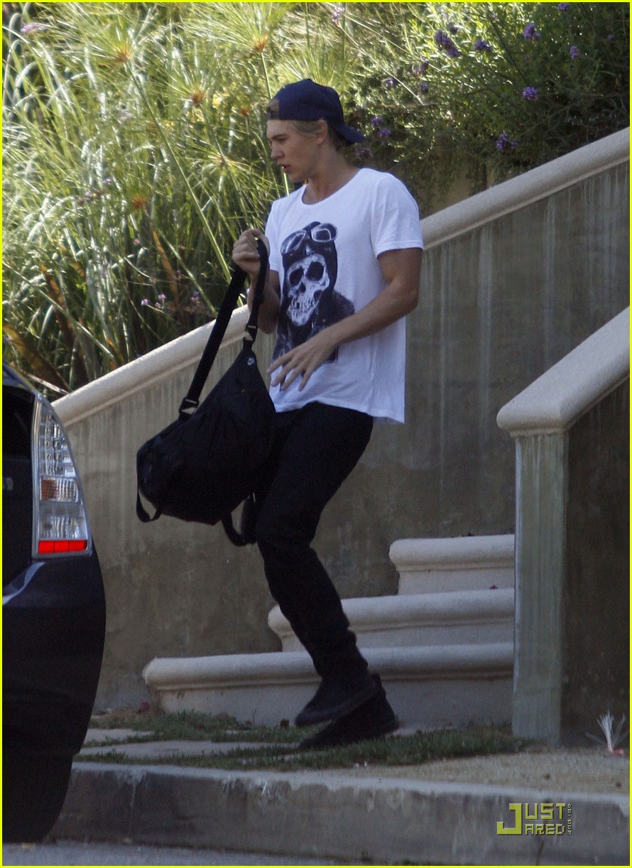 Full Sized Photo of austin butler vanessa house 15 | Austin Butler ...