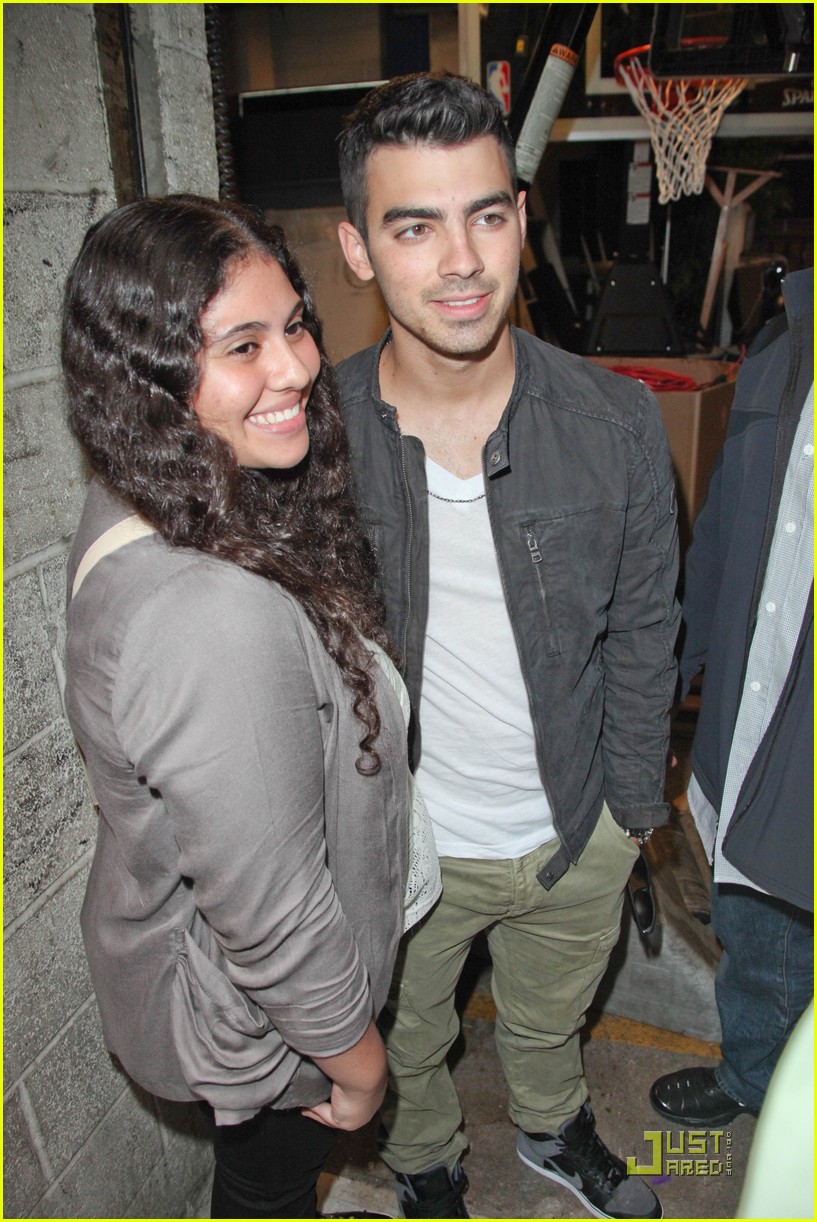 Joe Jonas: Hugs From Fans in NYC! | Photo 435178 - Photo Gallery | Just ...