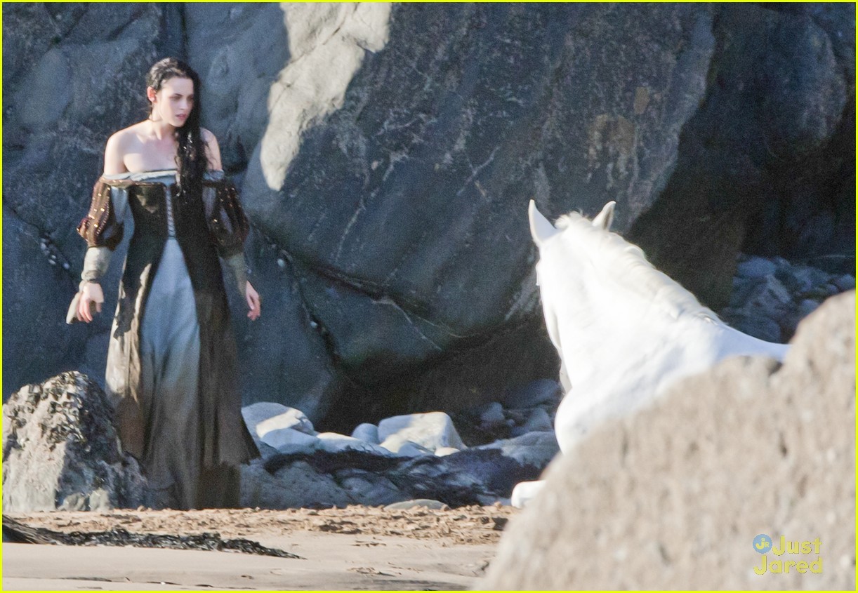 Kristen Stewart Films 'Snow White' on The Beach | Photo 439609 - Photo ...