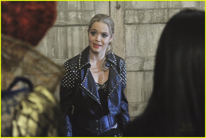 Pretty Little 'Halloween' Liars -- PICS & Promo! | Photo 439113 - Photo ...