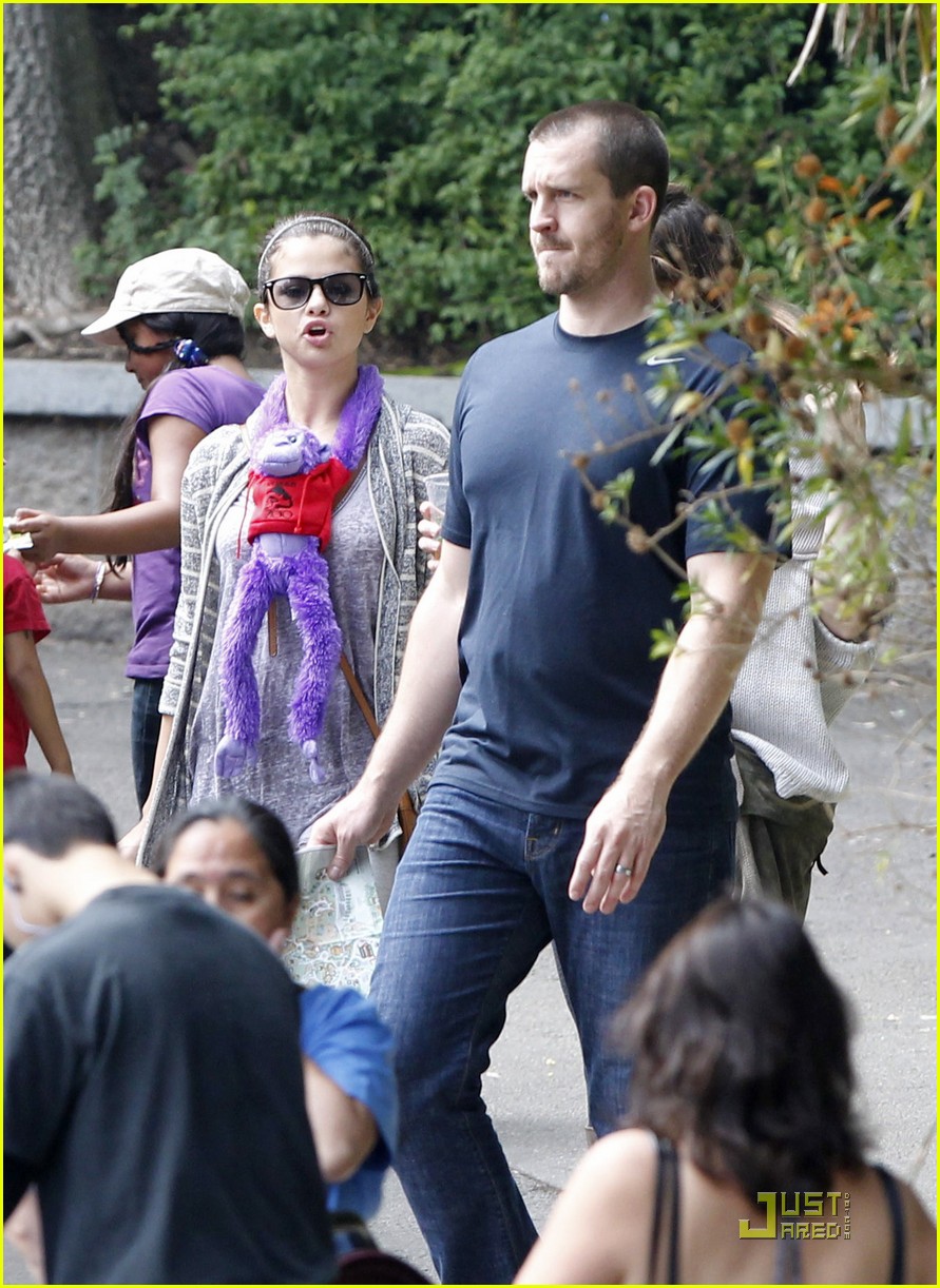 Selena Gomez 'Monkeys' Around at the L.A. Zoo | Photo 438666 - Photo ...