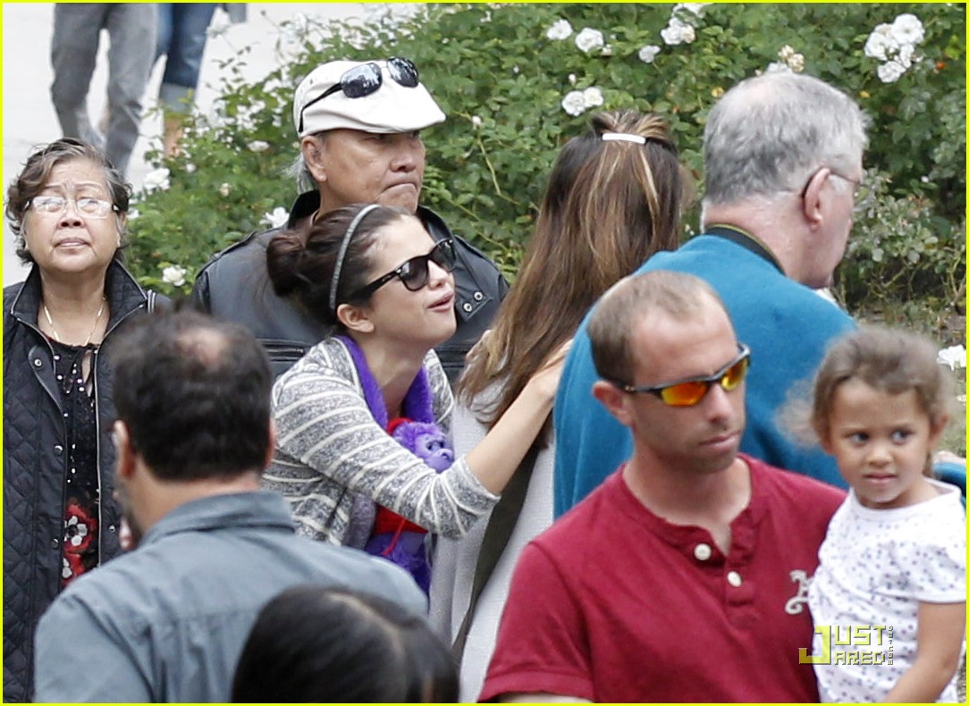 Selena Gomez 'Monkeys' Around at the L.A. Zoo | Photo 438677 - Photo ...