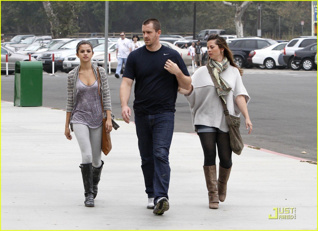 Selena Gomez 'Monkeys' Around at the L.A. Zoo | Photo 438678 - Photo ...