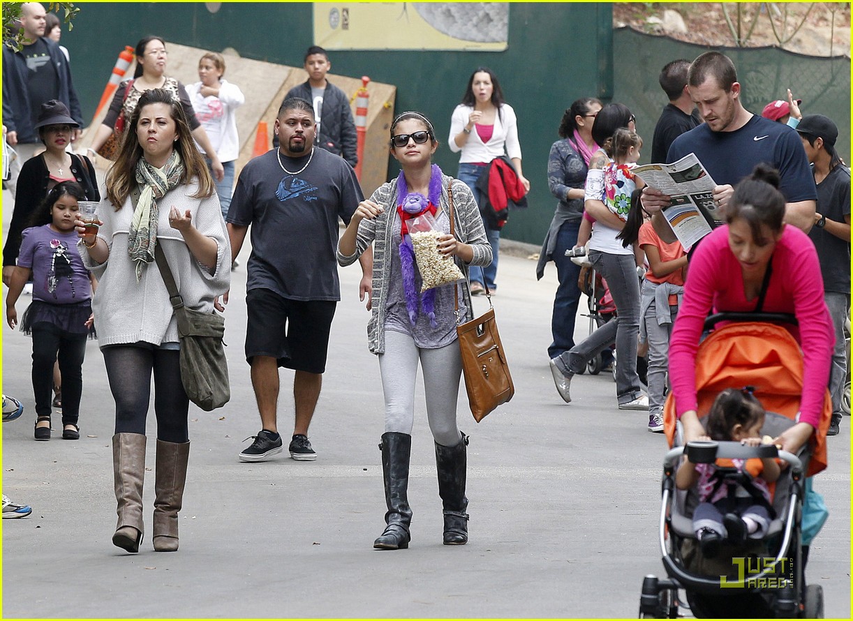 Selena Gomez 'Monkeys' Around at the L.A. Zoo | Photo 438679 - Photo ...