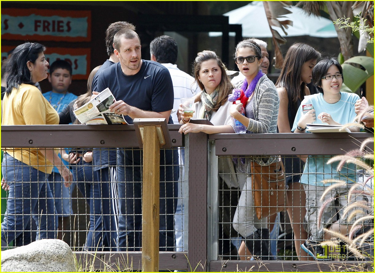 Selena Gomez 'Monkeys' Around at the L.A. Zoo | Photo 438680 - Photo ...