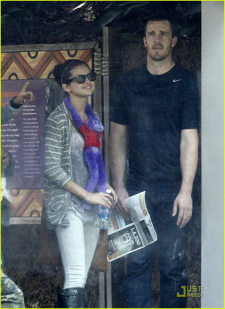 Selena Gomez 'Monkeys' Around at the L.A. Zoo | Photo 438682 - Photo ...
