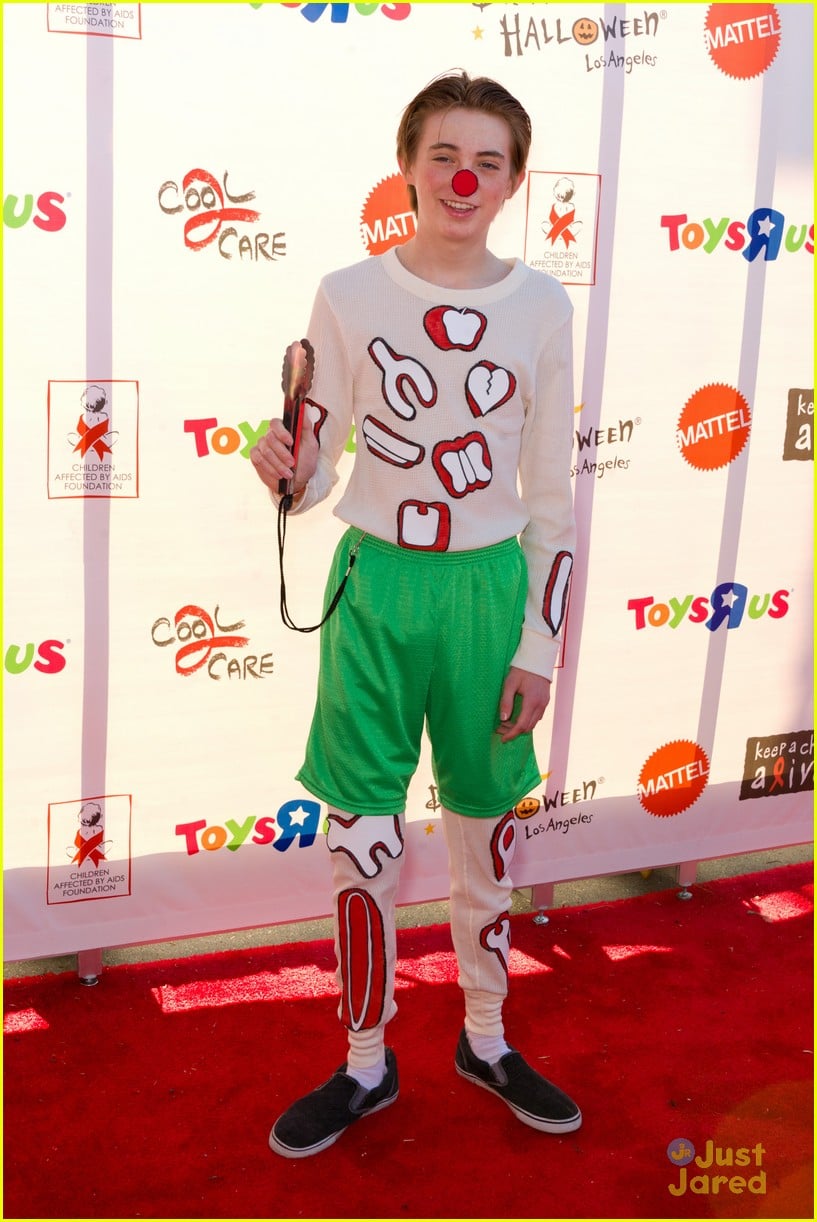 Full Sized Photo of gracie ryan carlos dream halloween smores 01 ...