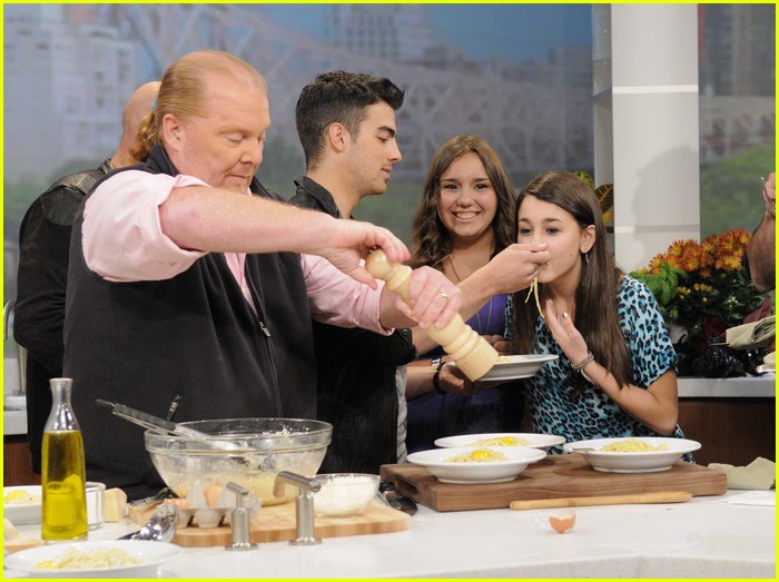 Joe Jonas 'Chew's It Up | Photo 441062 - Photo Gallery | Just Jared Jr.