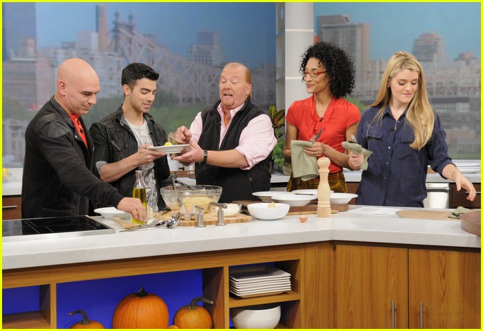 Joe Jonas 'Chew's It Up | Photo 441063 - Photo Gallery | Just Jared Jr.