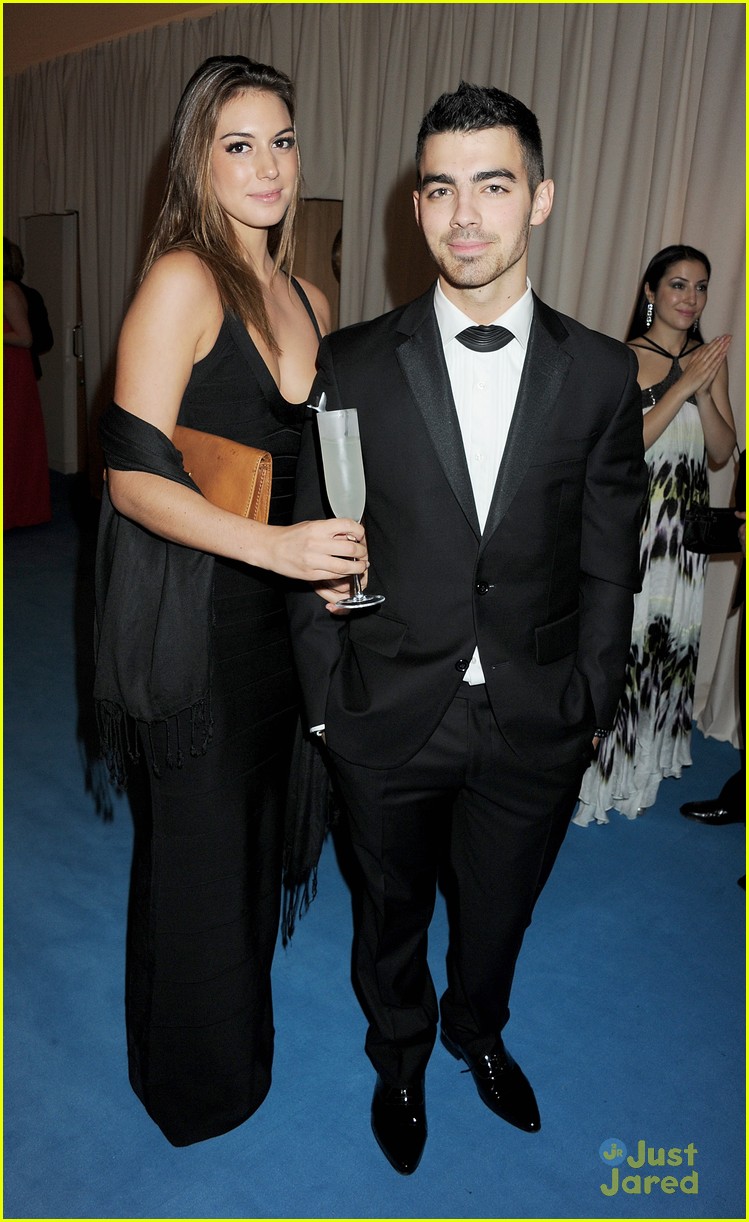 Joe Jonas Supports Elton John AIDS Foundation | Photo 444926 - Photo ...
