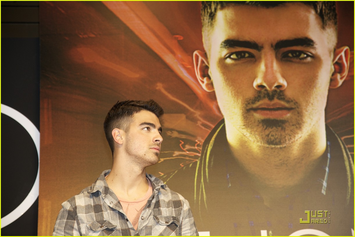 Joe Jonas: Madrid Man! | Photo 442235 - Photo Gallery | Just Jared Jr.