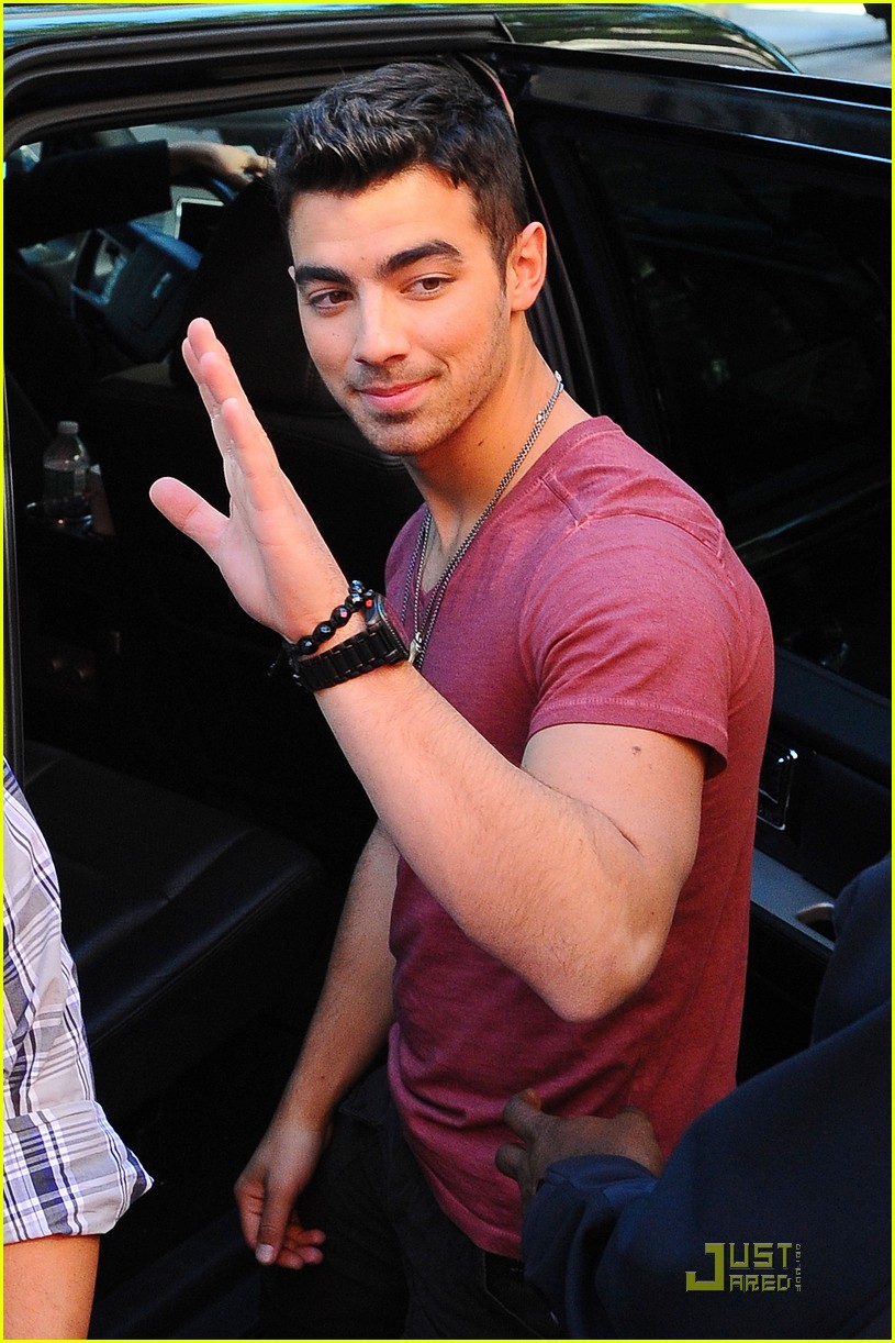 Joe Jonas: Photo Fun With Fan! | Photo 440975 - Photo Gallery | Just ...