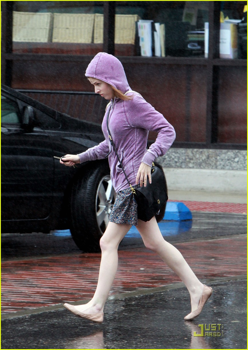 Anna Kendrick: Running in the Rain | Photo 441026 - Photo Gallery ...