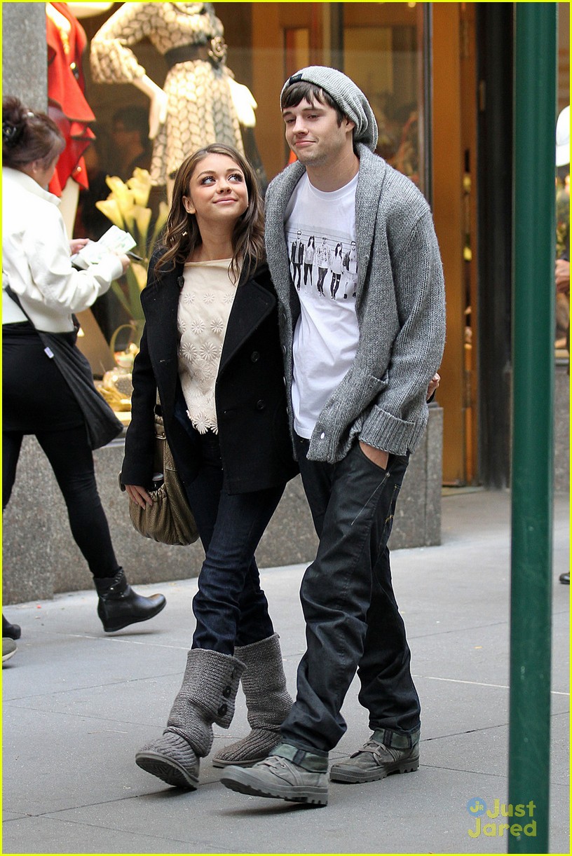 Sarah Hyland & Matt Prokop: NYC Stroll Sweeties | Photo 443562 - Photo ...