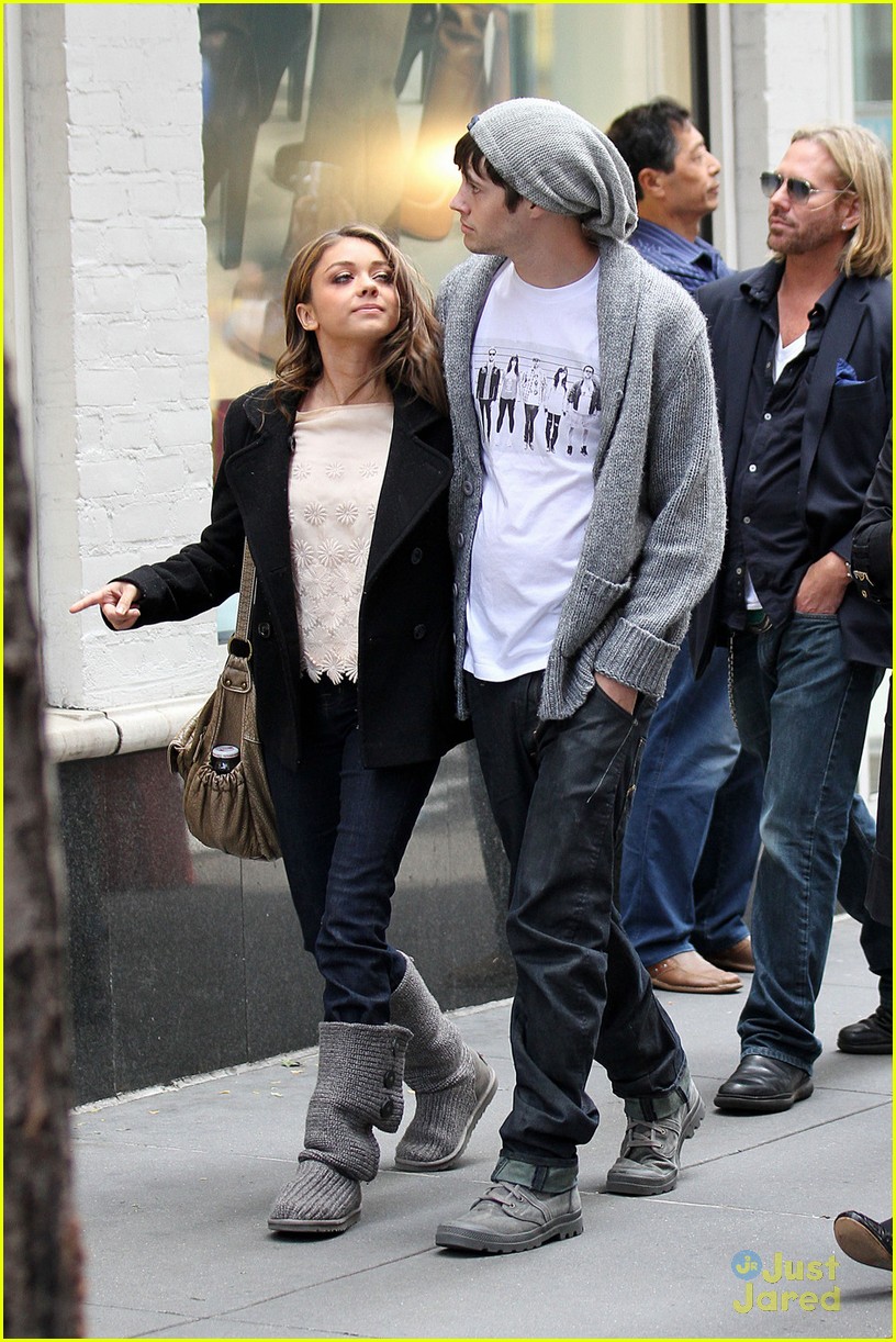 Sarah Hyland & Matt Prokop: NYC Stroll Sweeties | Photo 443563 - Photo ...