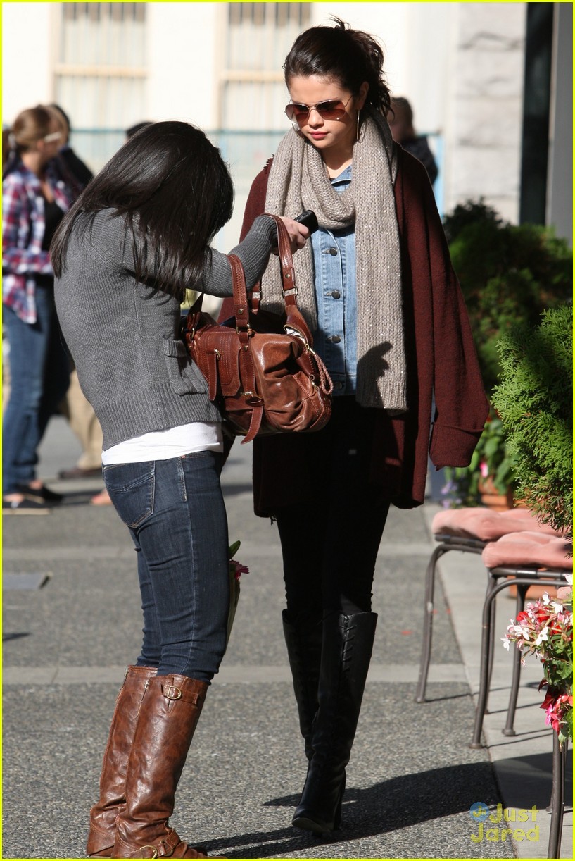 Full Sized Photo of selena gomez flower victoria 08 | Selena Gomez is a ...