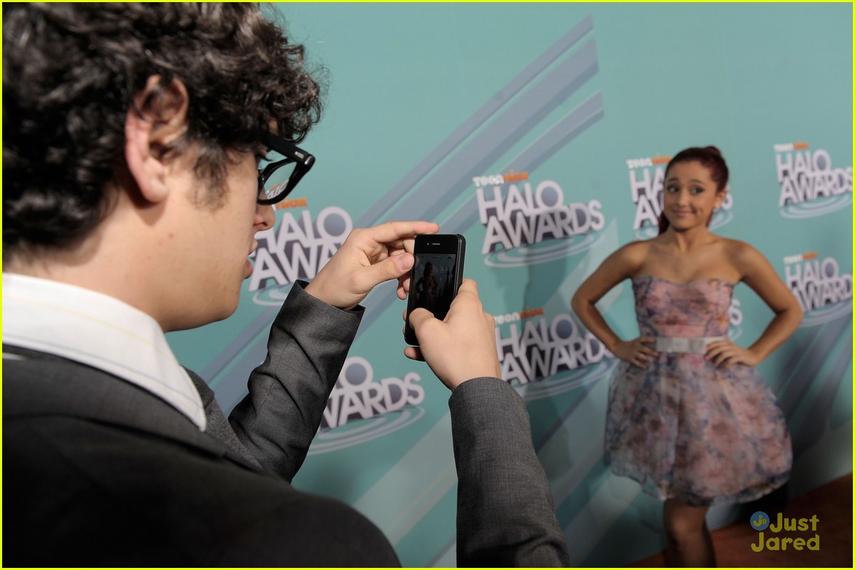 Leon Thomas & Ariana Grande: Halo Awards Get 'Victorious' | Photo ...