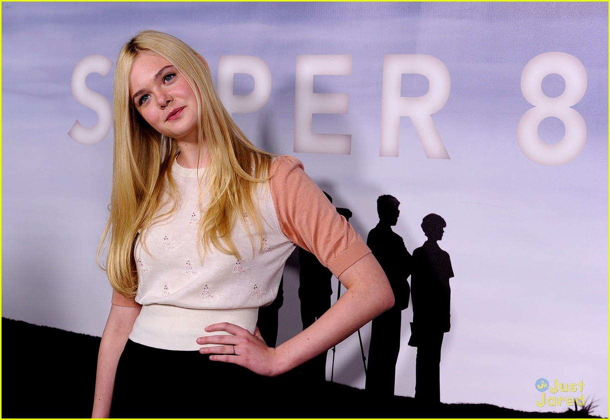 Elle Fanning Super 8 Dvd Party Photo 449397 Photo Gallery