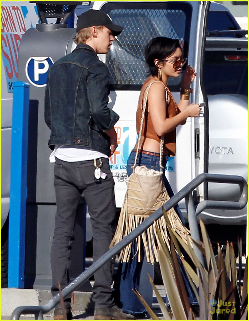 Vanessa Hudgens & Austin Butler: Holding Hands in Venice Beach! | Photo ...