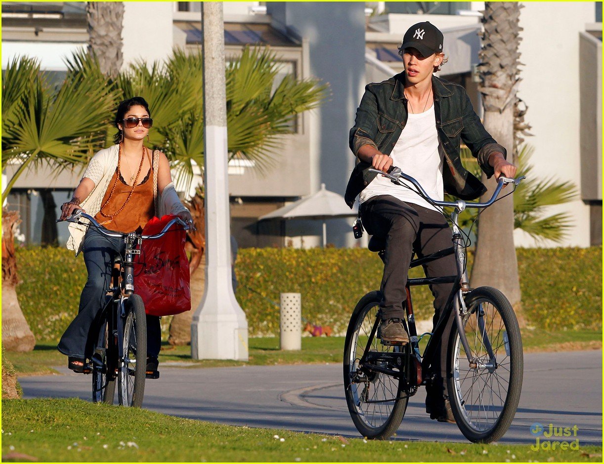 Vanessa Hudgens & Austin Butler: Holding Hands in Venice Beach! | Photo ...