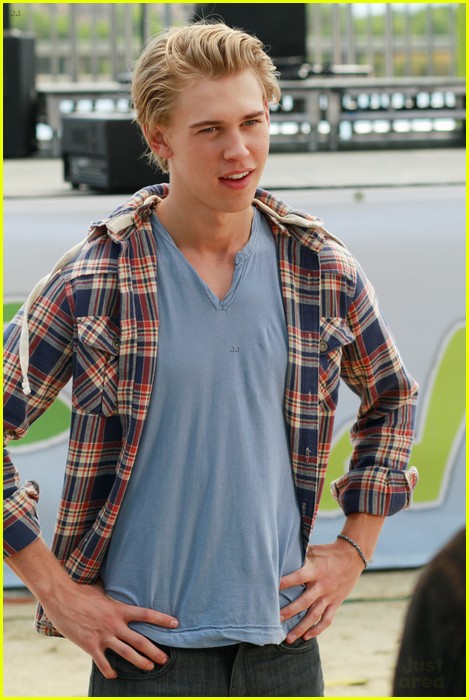 Austin Butler to Katie Leclerc: Into The Lake You Go | Photo 452854 ...