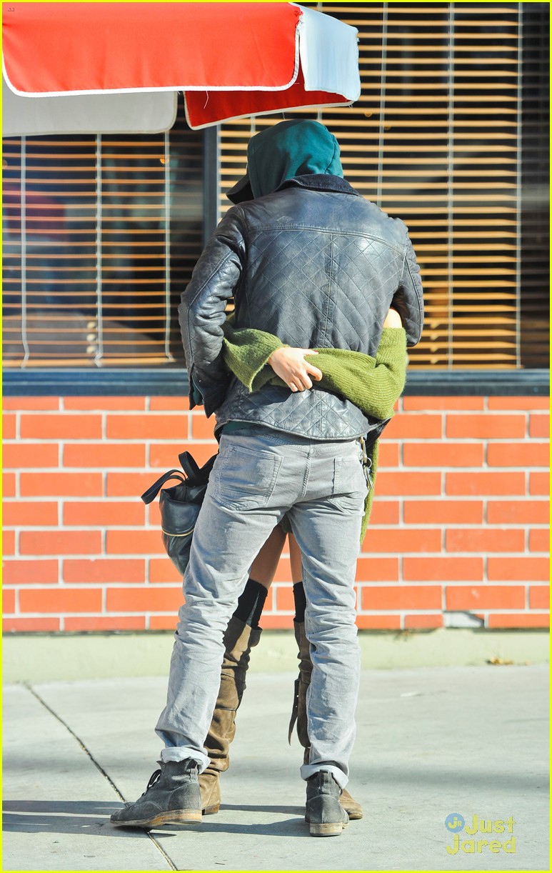 Vanessa Hudgens & Austin Butler: Holding Hands for the Holidays | Photo ...