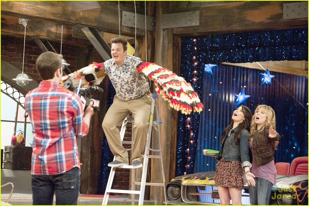 Noah Munck Takes Flight on 'iCarly' | Photo 456361 - Photo Gallery ...