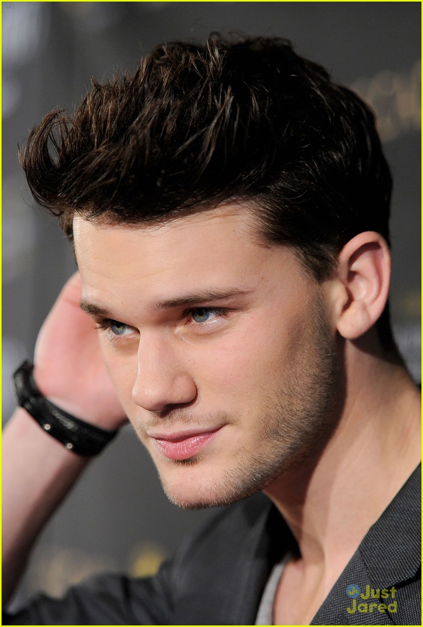 Jeremy Irvine: AFI & Critics' Choice Awards 2012! | Photo 455521 ...
