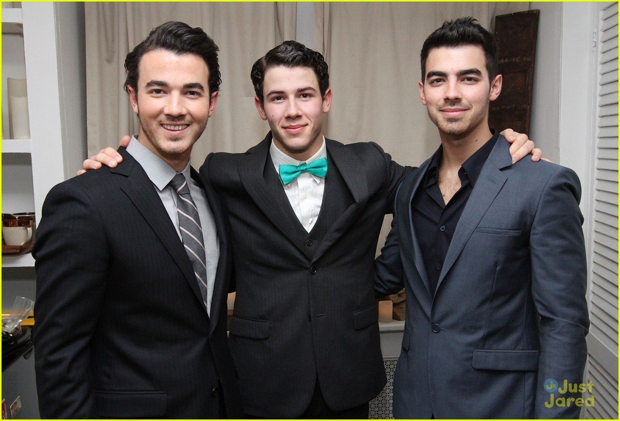 Full Sized Photo of nick jonas hts debut joe kevin 13 | Nick Jonas ...