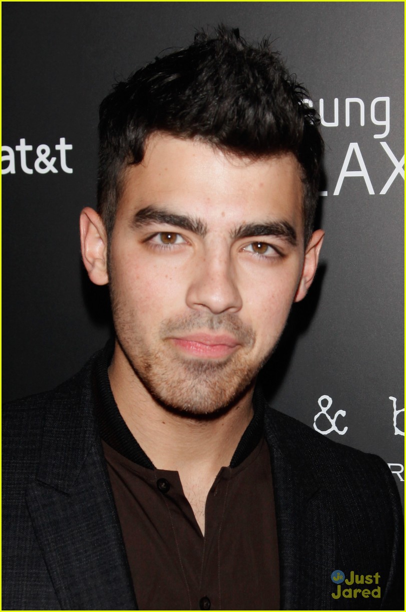 Joe Jonas Takes Notes with Samsung | Photo 460004 - Photo Gallery ...