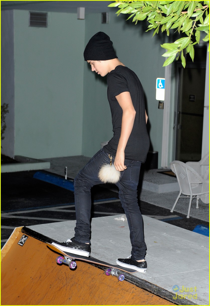 Justin Bieber: Skateboarding in Miami | Photo 458126 - Photo Gallery ...