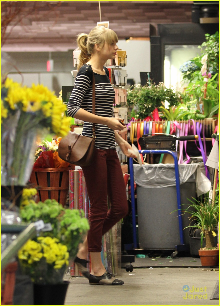 Full Sized Photo of taylor swift run ralphs 03 | Taylor Swift: ACM Date ...