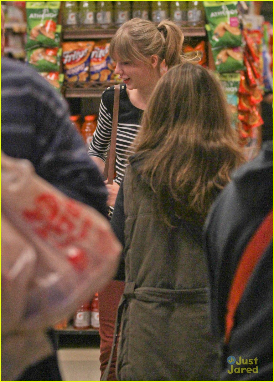 Full Sized Photo of taylor swift run ralphs 08 | Taylor Swift: ACM Date ...