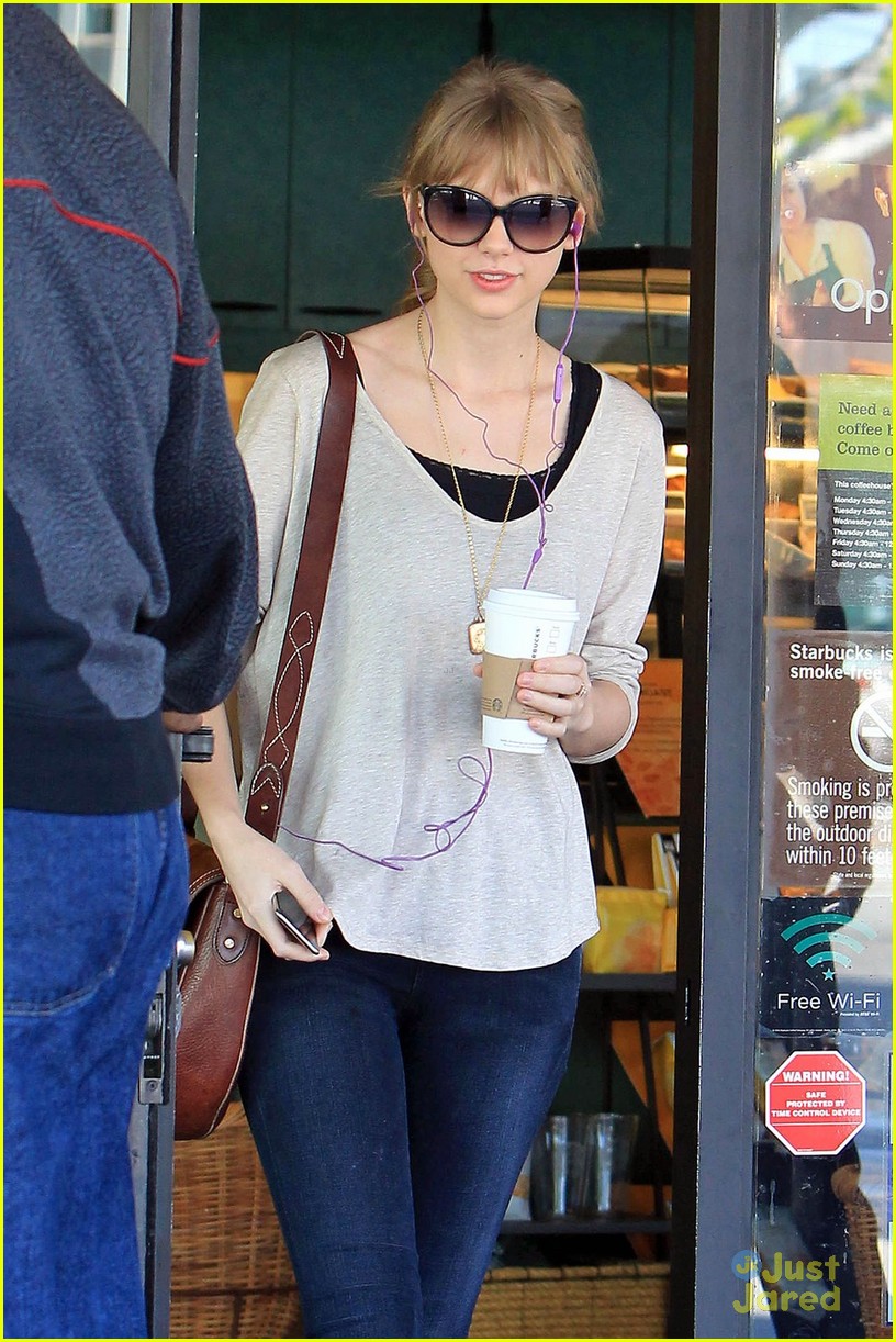 Full Sized Photo of taylor swift starbucks surprise 01 | Taylor Swift ...