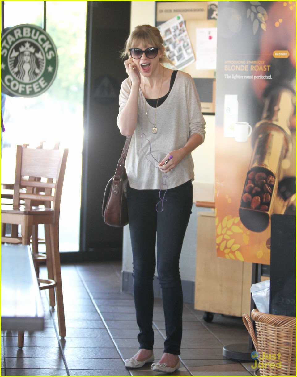 Taylor Swift: Surprised at Starbucks | Photo 457998 - Photo Gallery ...