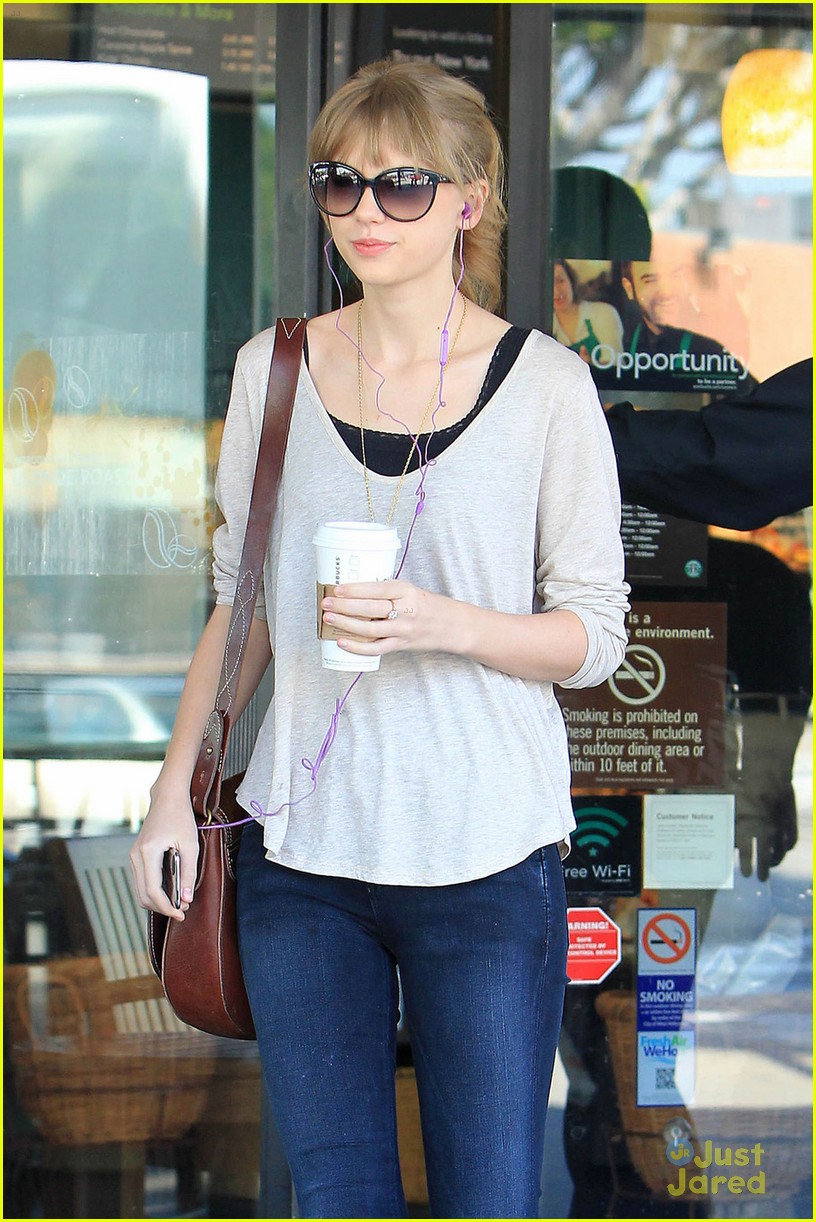 Taylor Swift: Surprised at Starbucks | Photo 457999 - Photo Gallery ...