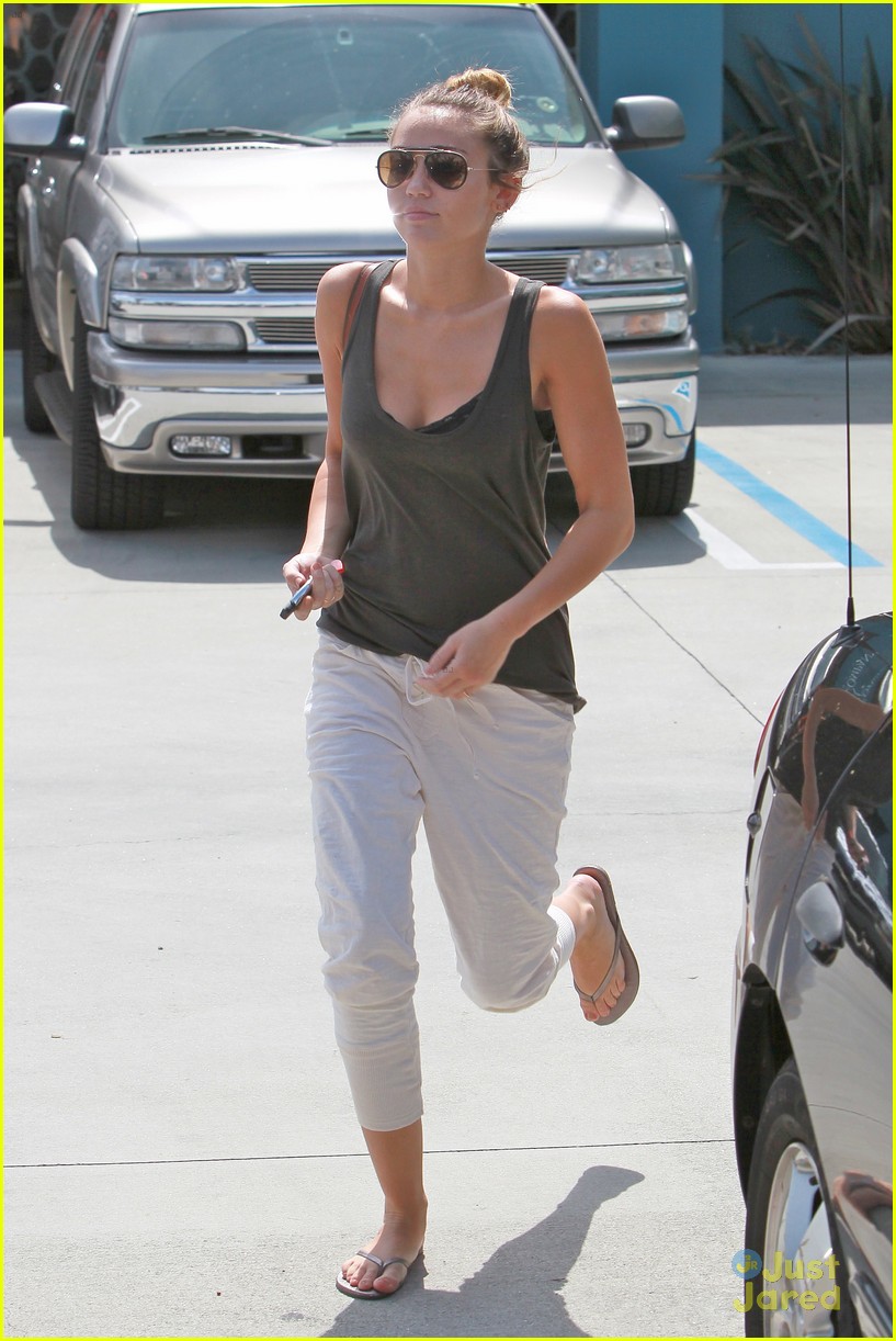 Miley Cyrus: Windsor Pilates Workout | Photo 466206 - Photo Gallery ...