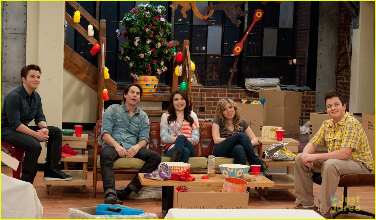 Miranda Cosgrove: iApril Fools on iCarly! | Photo 465327 - Photo ...