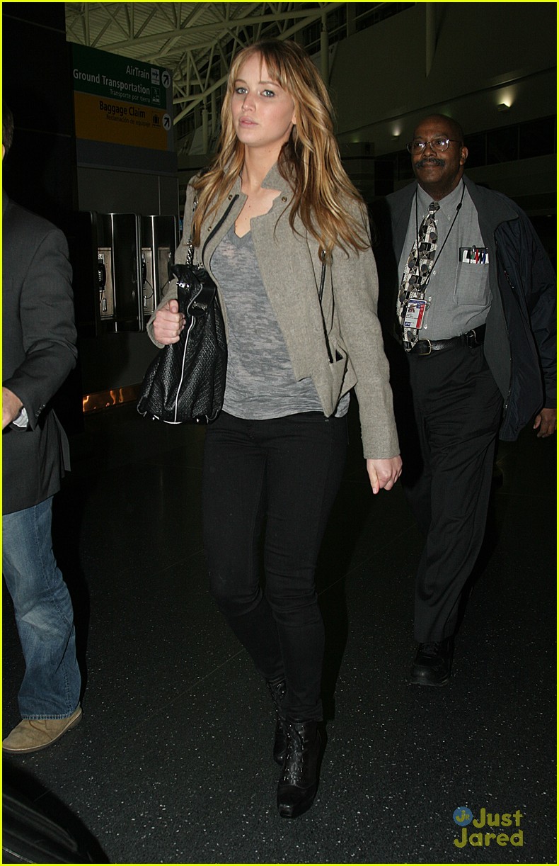 Jennifer Lawrence Jets Out of JFK | Photo 465238 - Photo Gallery | Just ...