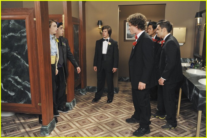 Leo Howard: Olivia Holt's 'Kickin It' King | Photo 463090 - Photo Gallery | Just Jared Jr.