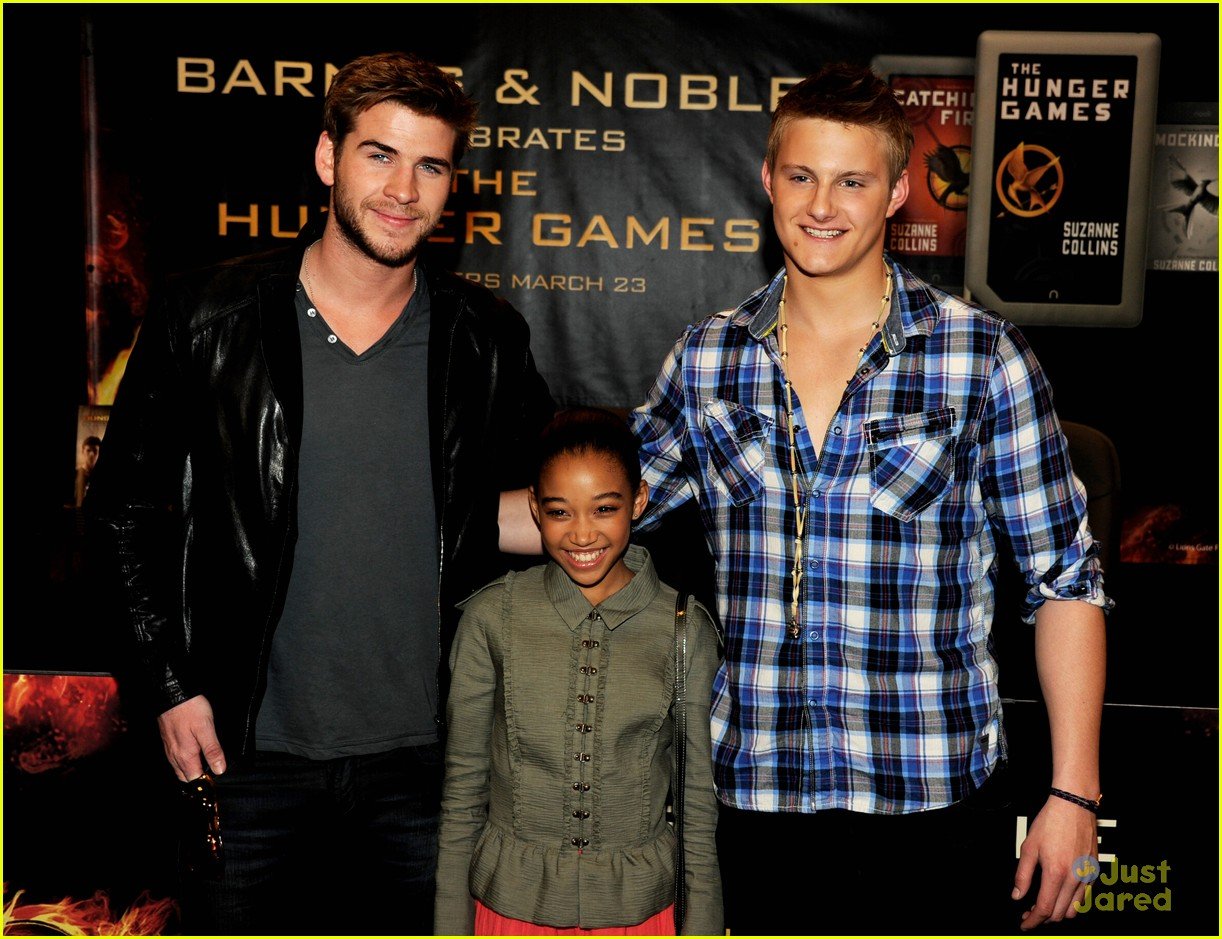 Liam Hemsworth: Barnes & Noble Signing | Photo 465340 - Photo Gallery ...