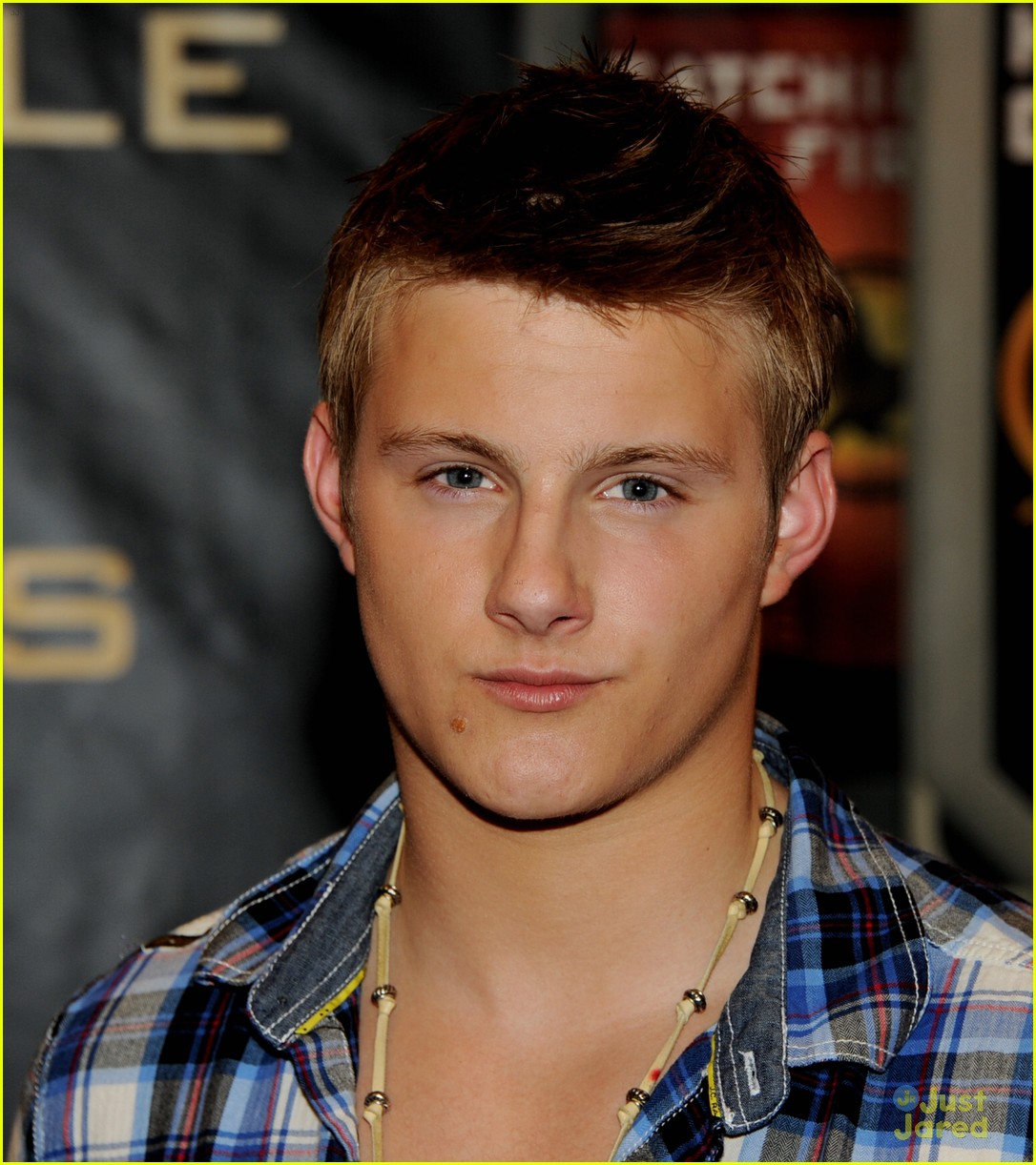 Liam Hemsworth: Barnes & Noble Signing | Photo 465343 - Photo Gallery ...