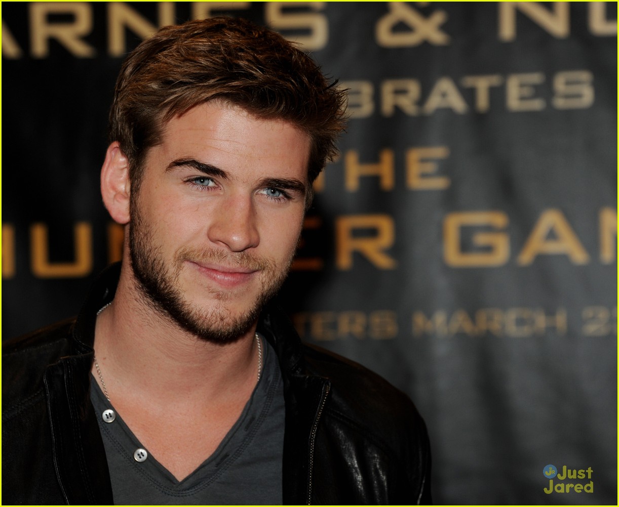 Liam Hemsworth: Barnes & Noble Signing | Photo 465350 - Photo Gallery ...
