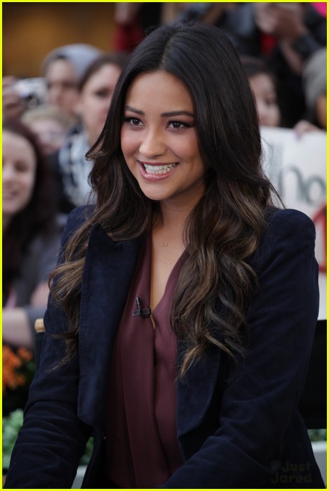 Lucy, Troian & Shay: Good Morning, 'A' | Photo 464846 - Photo Gallery ...